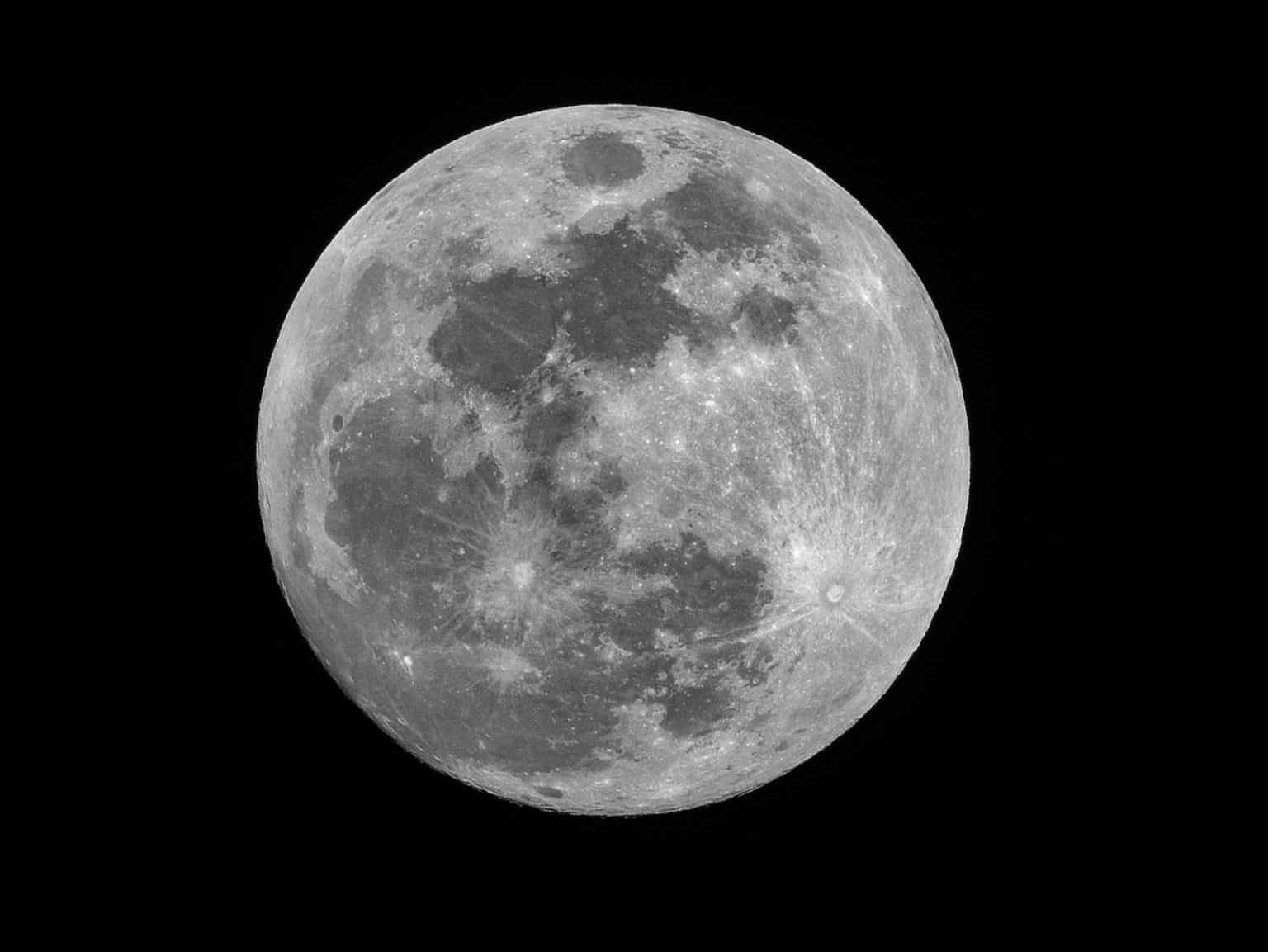 The Top 10 Descriptive Paragraphs About the Moon - The Teaching Couple